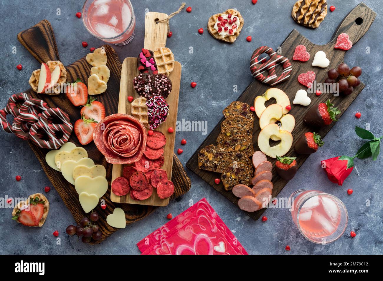 Tagliere di salumi di san valentino immagini e fotografie stock ad alta ...