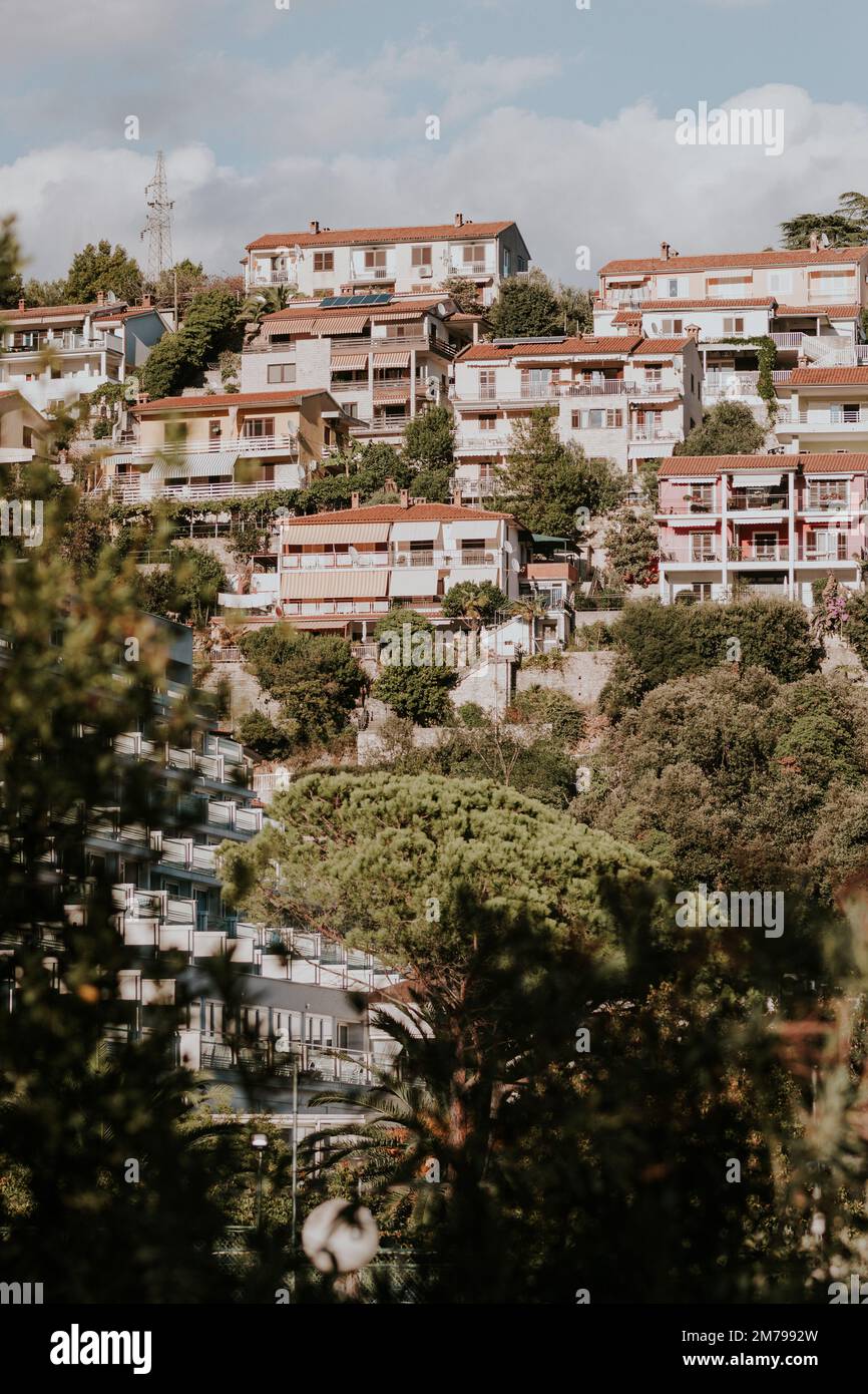 Case in cima alla collina immagini e fotografie stock ad alta ...