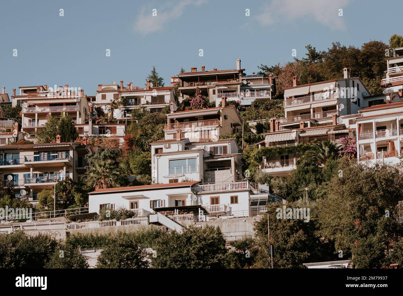 Case in cima alla collina immagini e fotografie stock ad alta ...