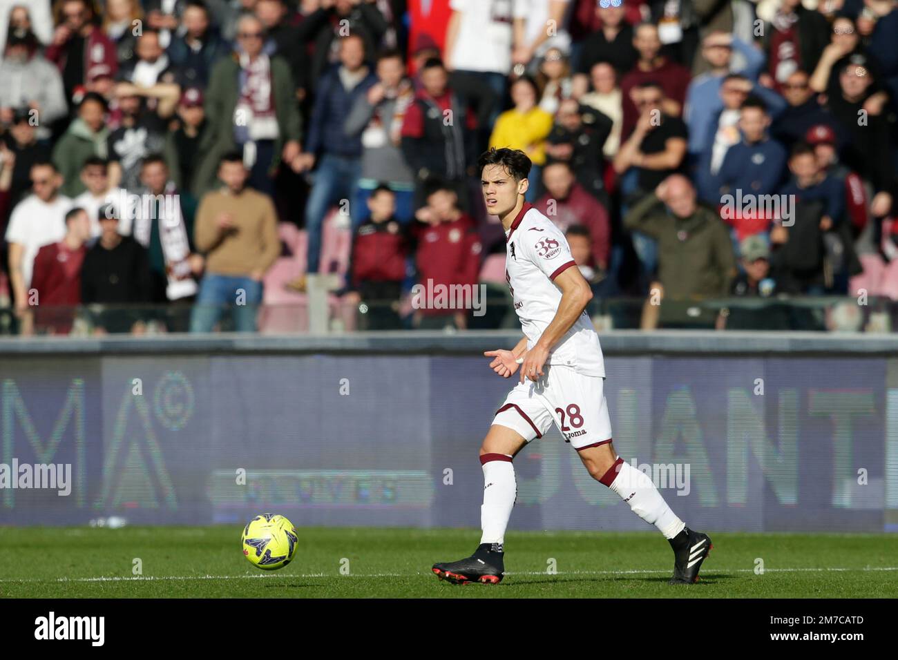 Il centrocampista italiano di Torino Samuele Ricci controlla la palla ...