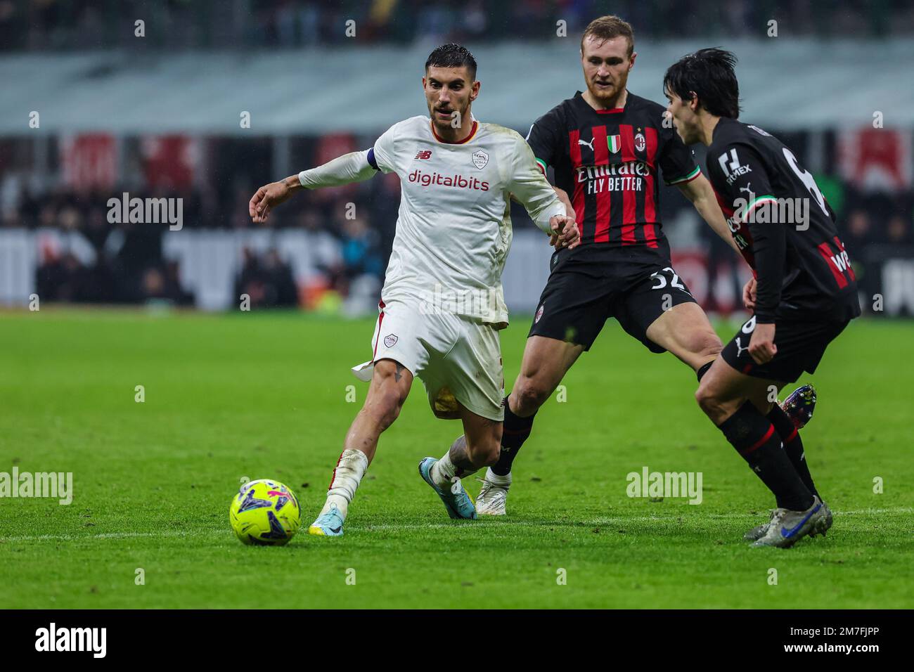 8 gennaio 2023, Milano, Italia: Lorenzo Pellegrini dell'AS Roma compete ...