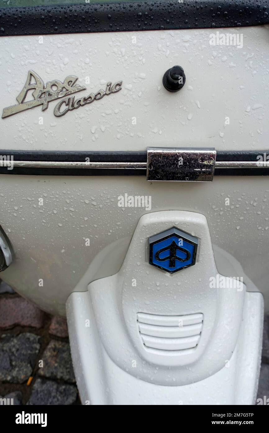 Ape piaggio azzurro immagini e fotografie stock ad alta risoluzione - Alamy