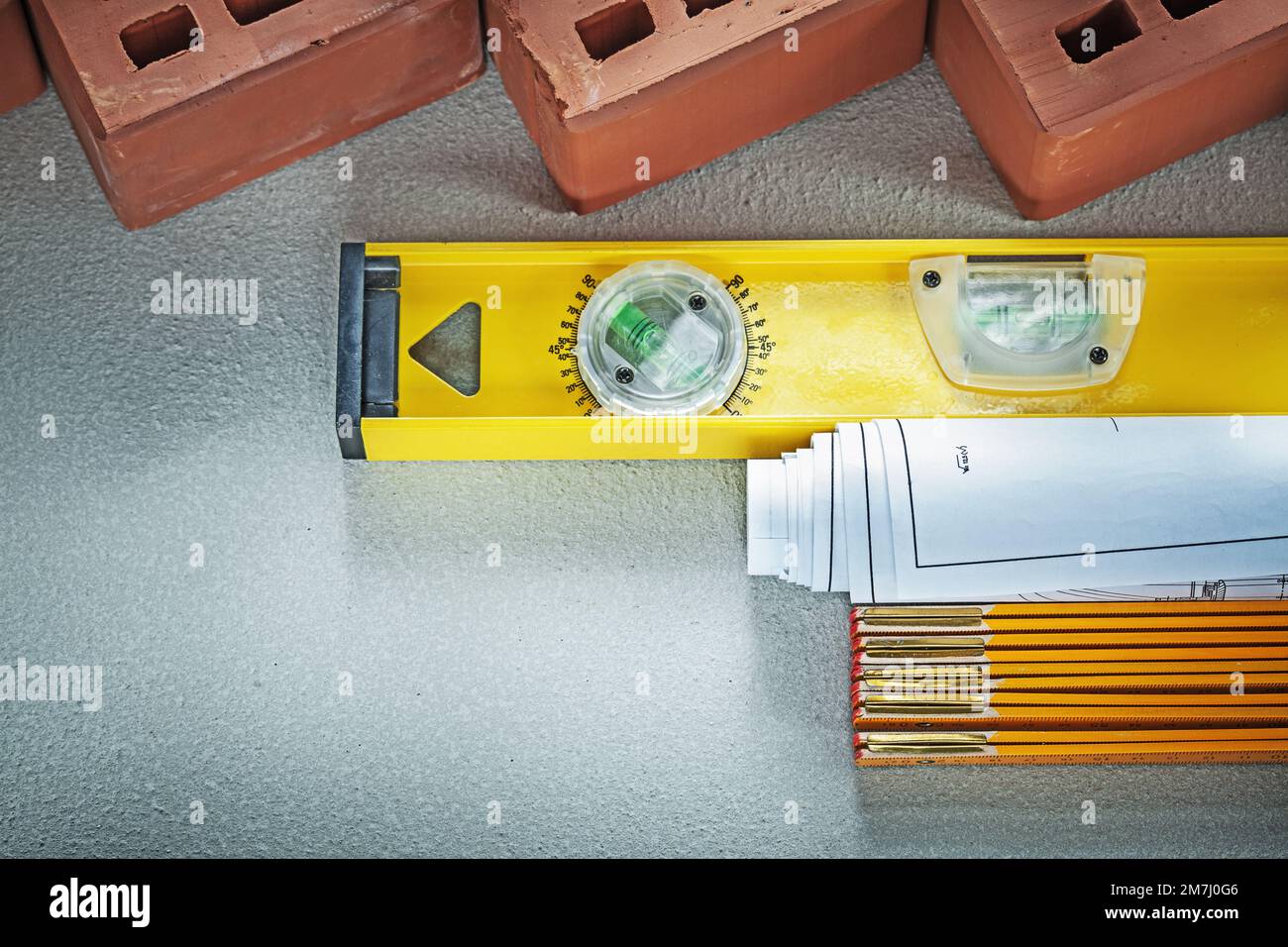 Mattoni rossi piano costruzione legno metro Blueprints su cemento ...