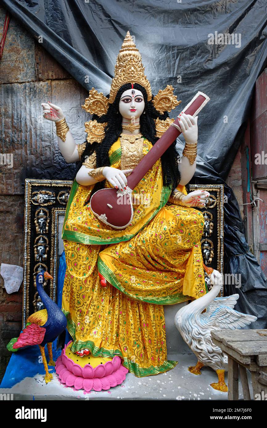 La dea Saraswati idol è in preparazione per il prossimo festival ...