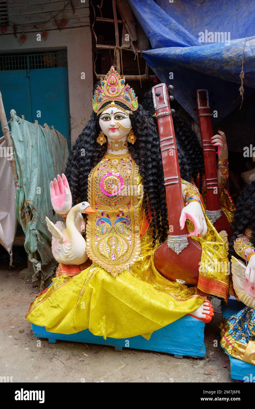 La dea Saraswati idol è in preparazione per il prossimo festival ...