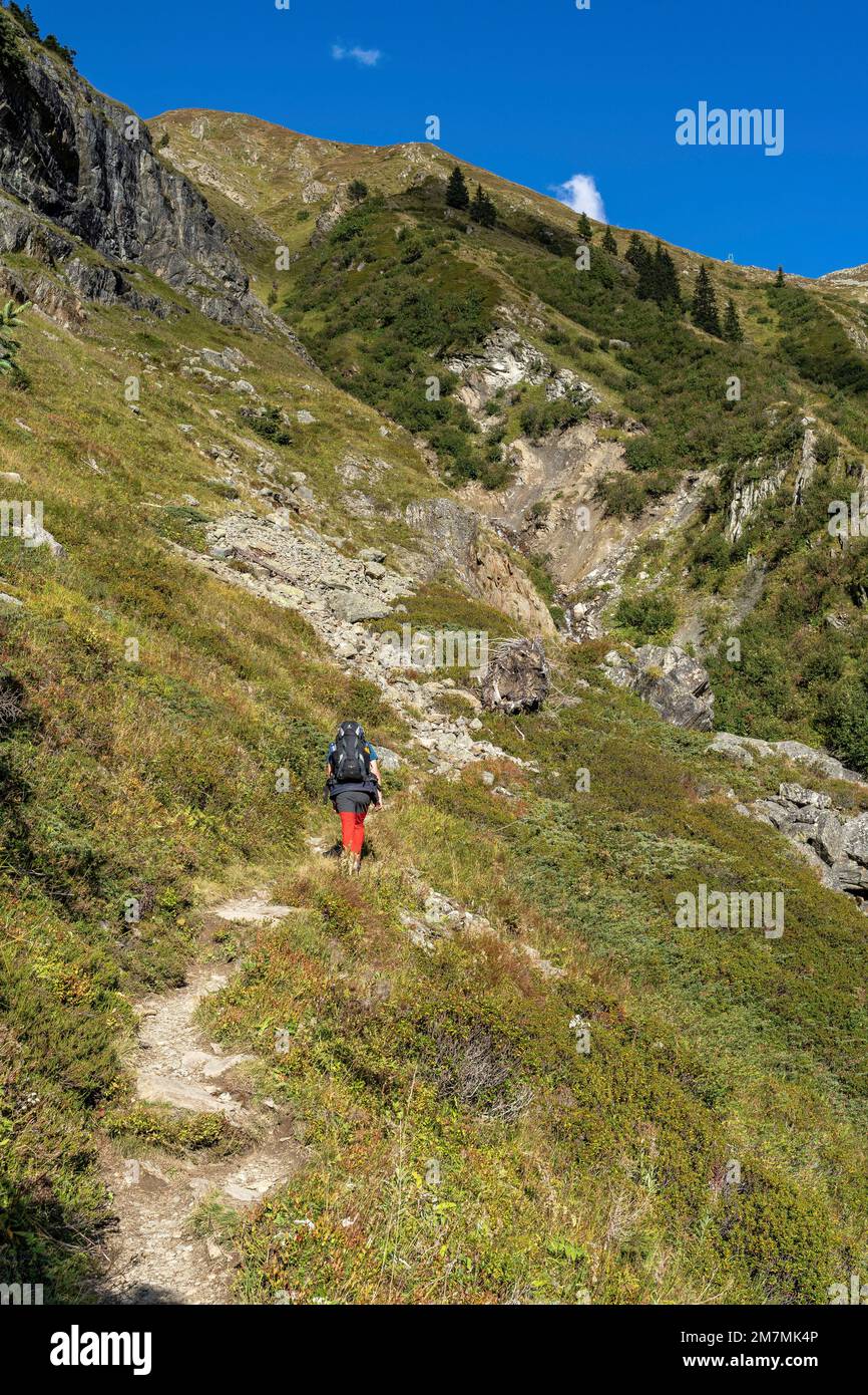 Escursionista di montagna che sale al rifugio russelsheimer immagini e ...