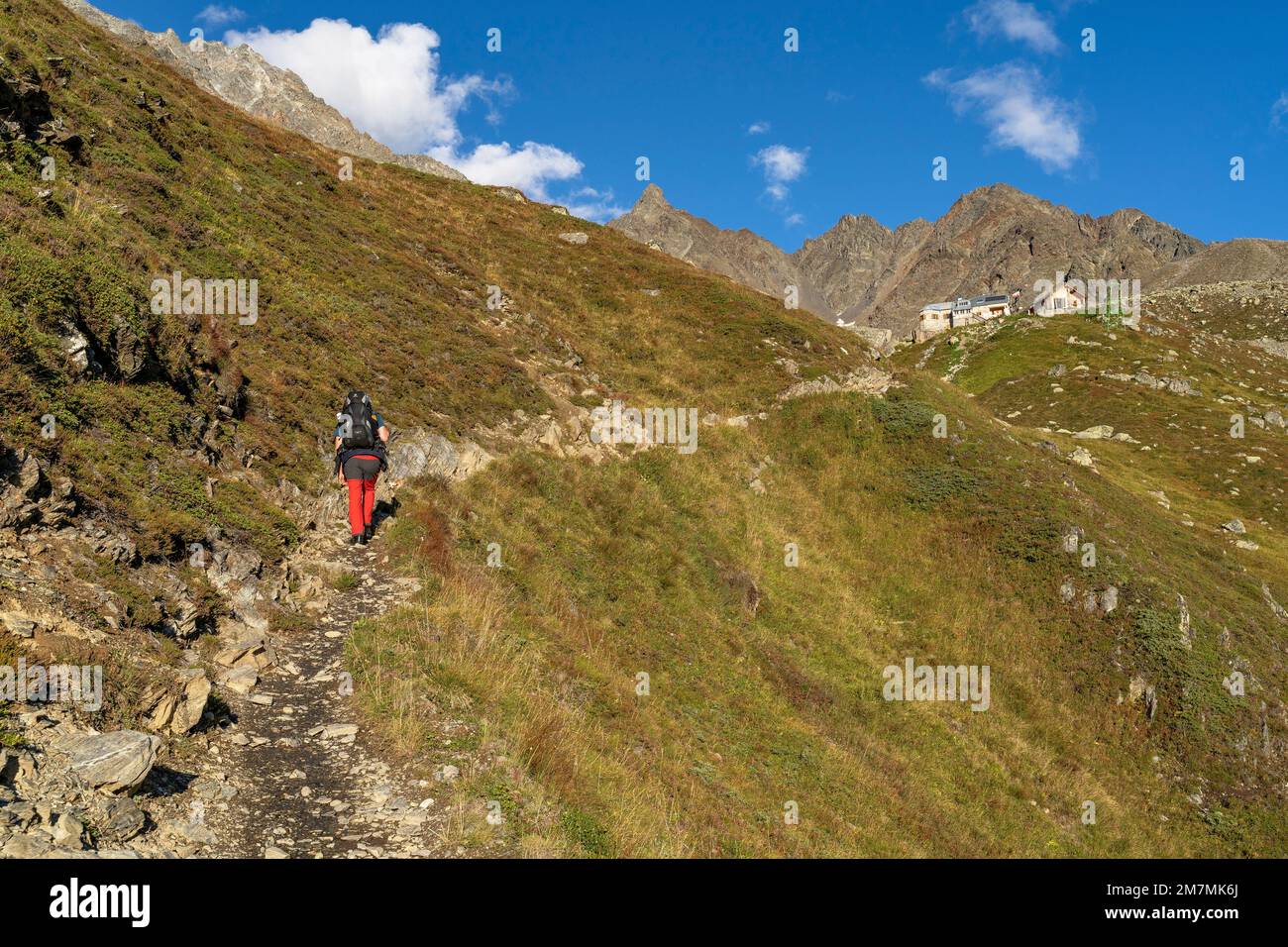 Escursionista di montagna che sale al rifugio russelsheimer immagini e ...