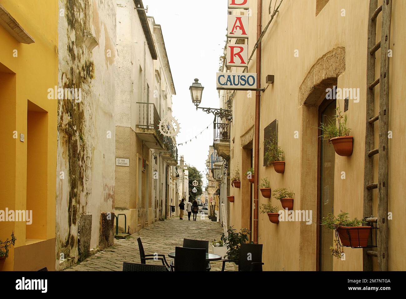 Vicolo stretto nel centro storico di Racale, Italia Foto stock - Alamy