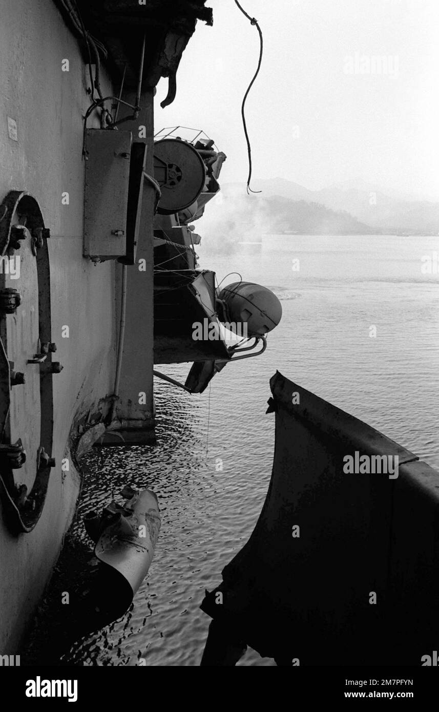Una vista dei danni causati al lato porto della portaerei USS MIDWAY(CV ...