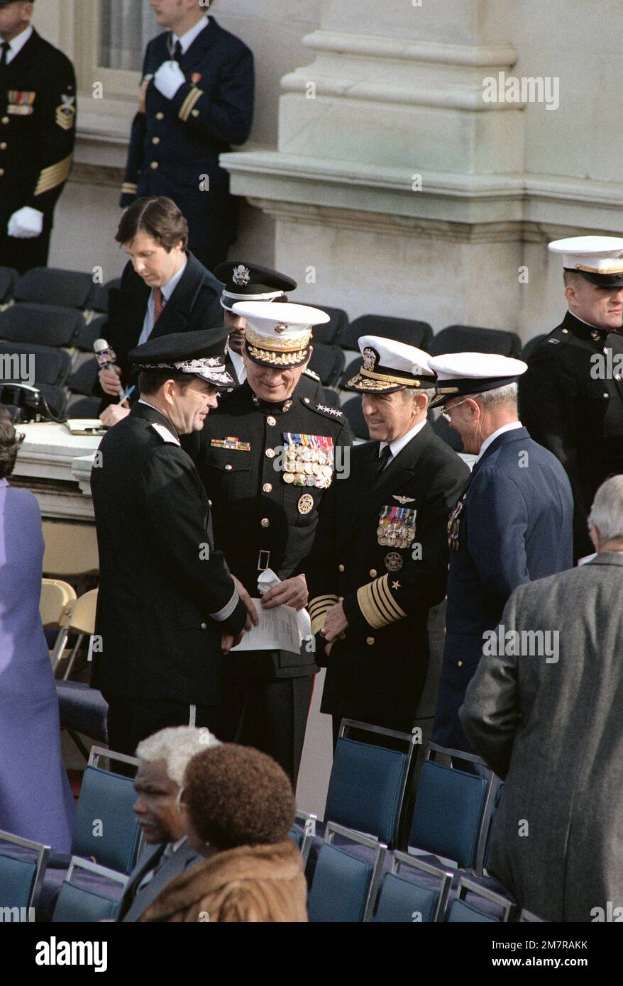 GEN Robert H. Barrow, comandante del corpo dei Marine, parla con altri ...