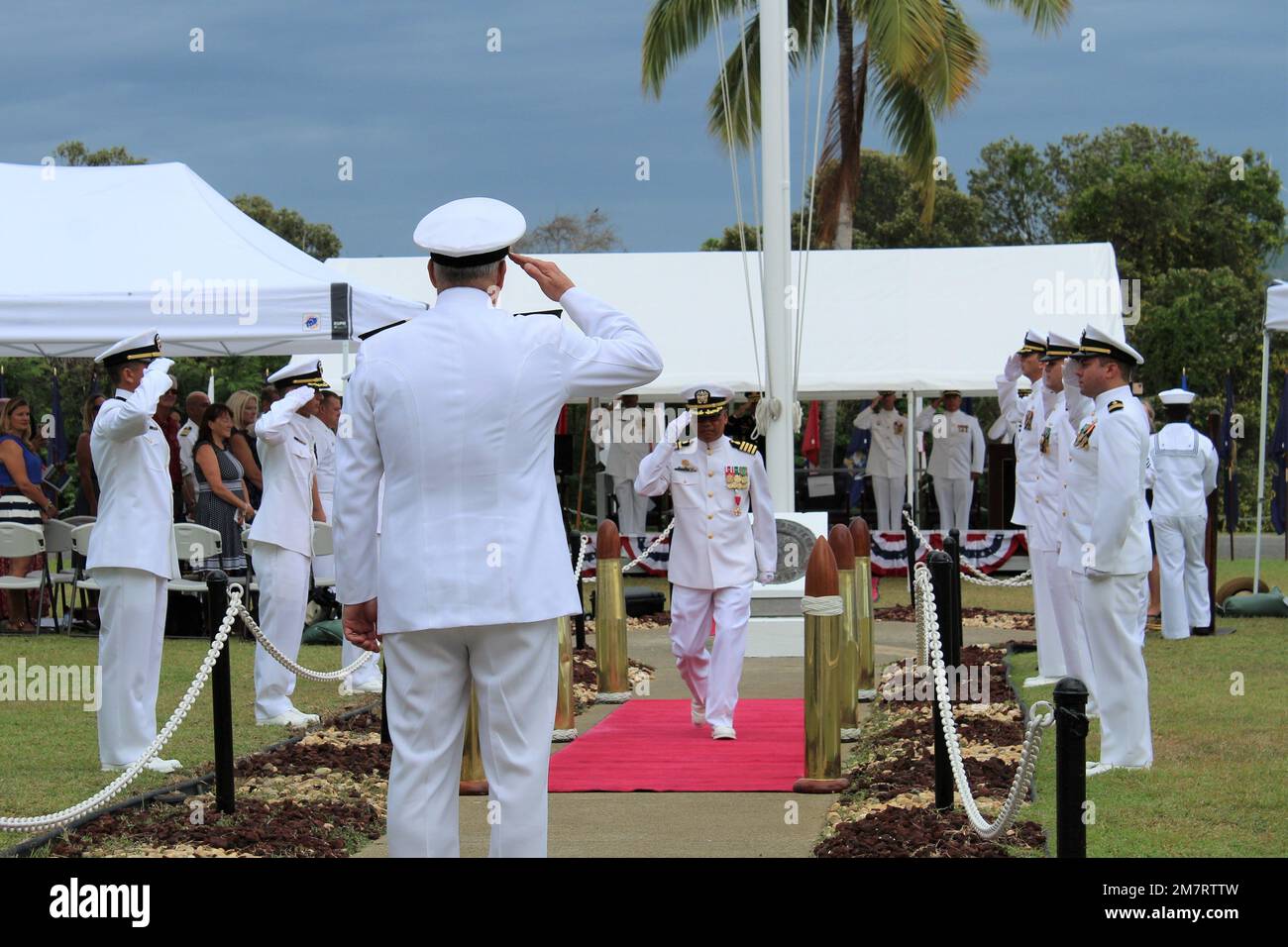 Bruce Gillingham, US Navy Surgeon General saluta come Capt. Dale D ...