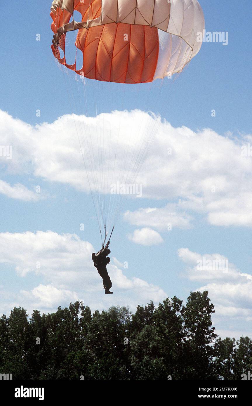 Un parasaveleman si avvicina al terreno dopo aver saltato da un aereo C ...
