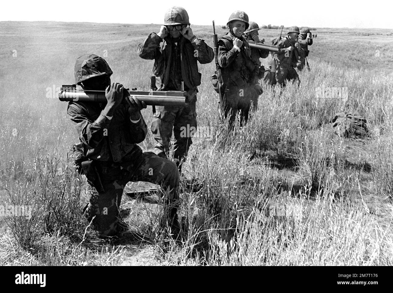 STATI UNITI Marines of Co. K, 3rd BN., 6th Mar., spara l'arma ...