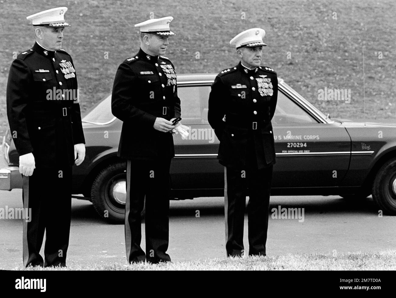 Il tenente generale Richard E. Carey (a destra), comandante generale ...