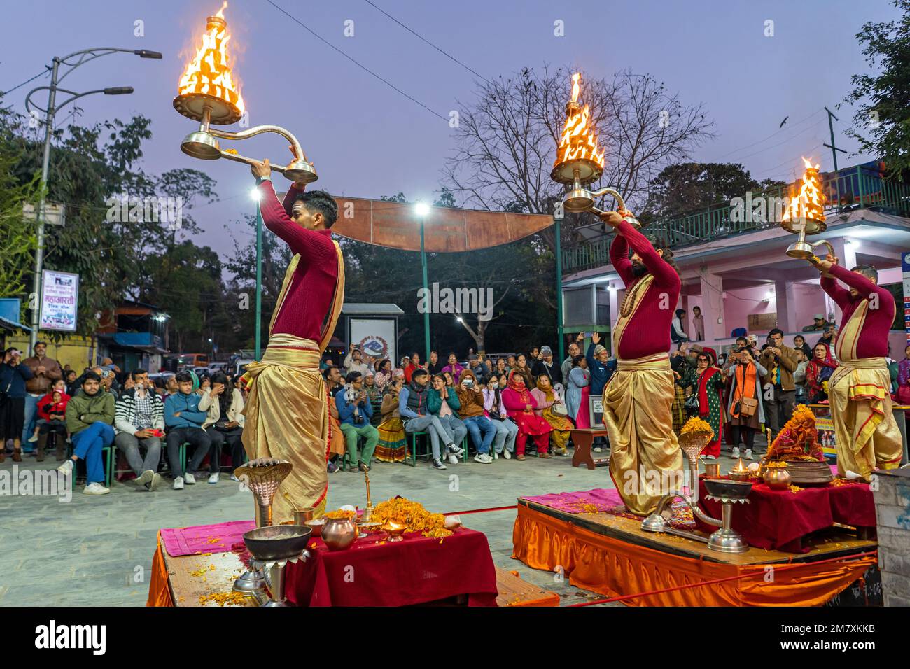 Pokhara, Nepal - 2nd dicembre 2022 - i monaci buddisti cantano mantra ... Pokhara, Nepal - 2nd dicembre 2022 - i monaci buddisti cantano mantra ...