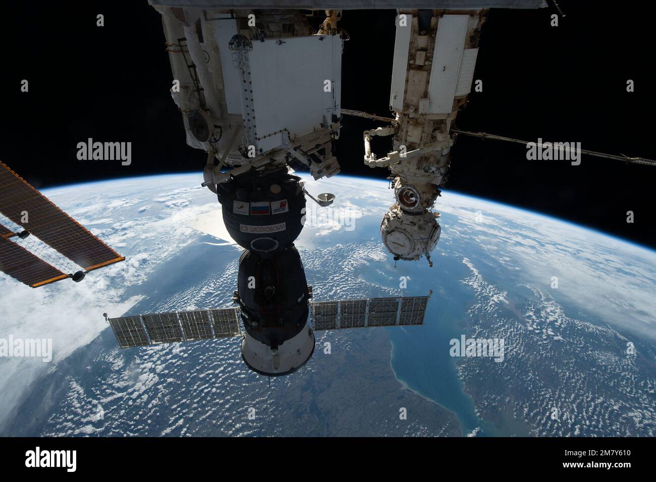 La nave dell'equipaggio Soyuz MS-22, vista in primo piano mentre era ancorata al modulo Rassvet ...