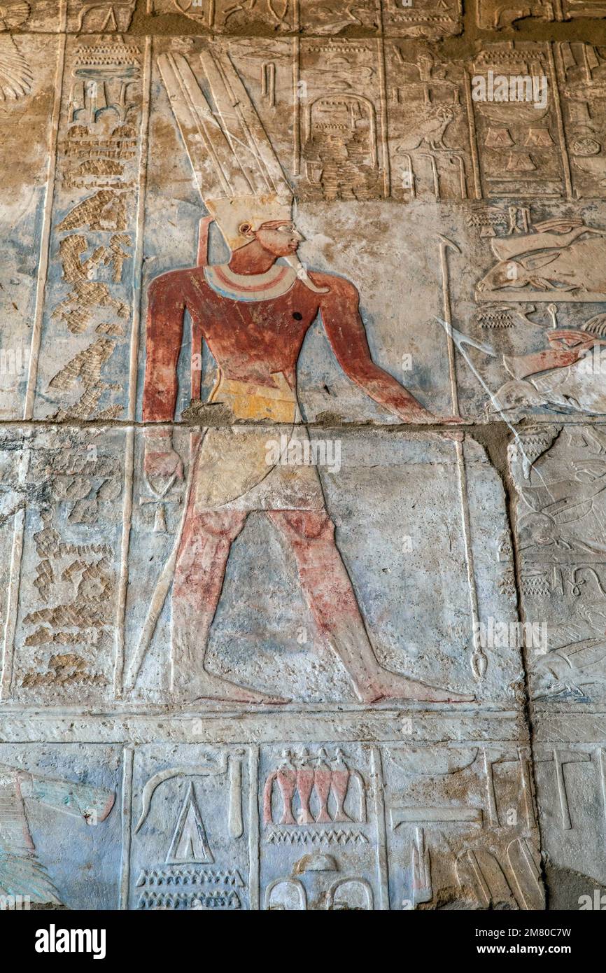 FARAONE SUL BASSORILIEVO BAS E AFFRESCHI IN COLORI LUMINOSI ...