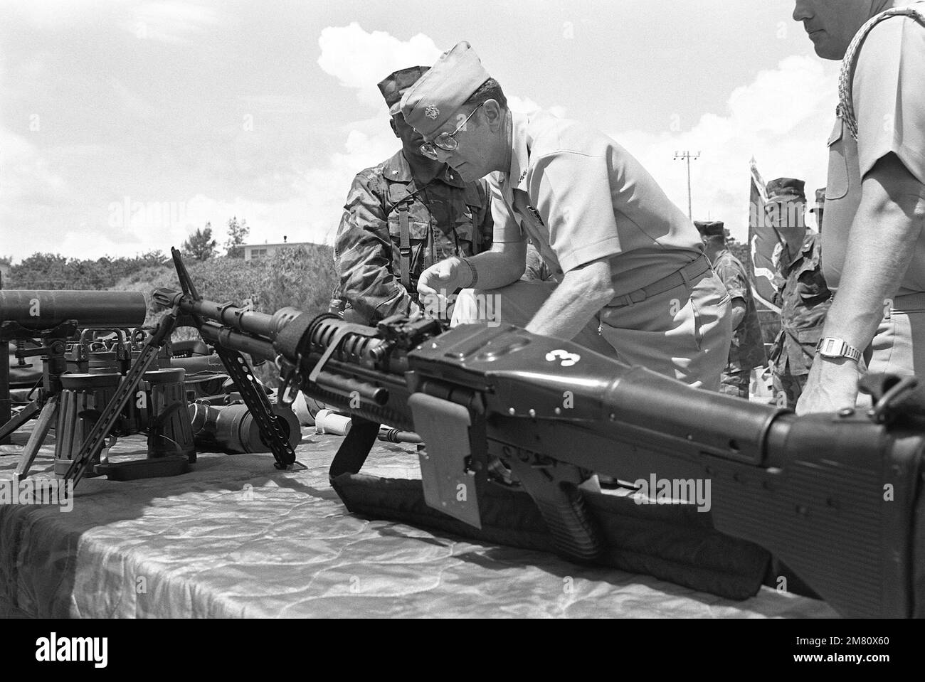 Il vice ammiraglio James R. Hogg, comandante, 7th Fleet, ispeziona vari ...