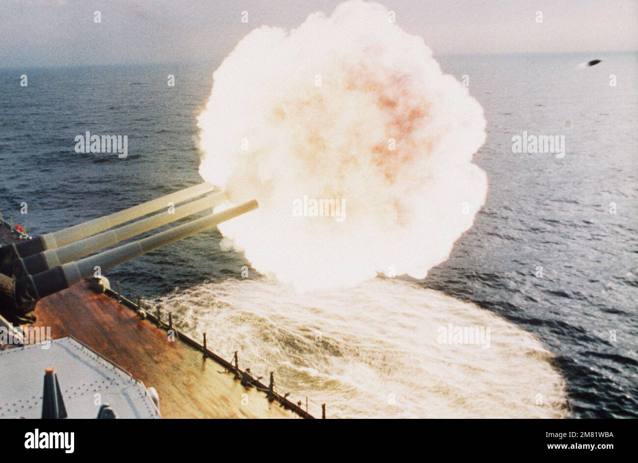 Un proiettile da 2.700 libbre viene sparato dal barile di una pistola ...