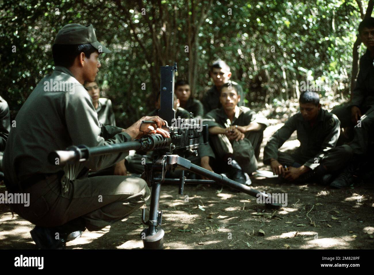 Le truppe Honduran sono addestrate nell'uso di una mitragliatrice ...