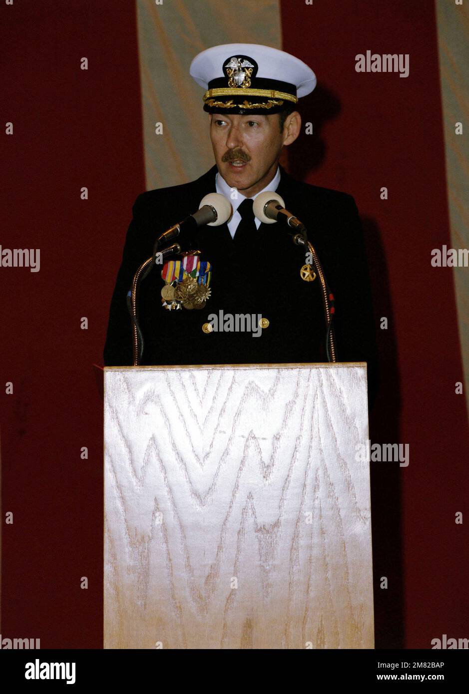 Il Comandante (CDR) James C. Kennedy parla durante la cerimonia in cui ...