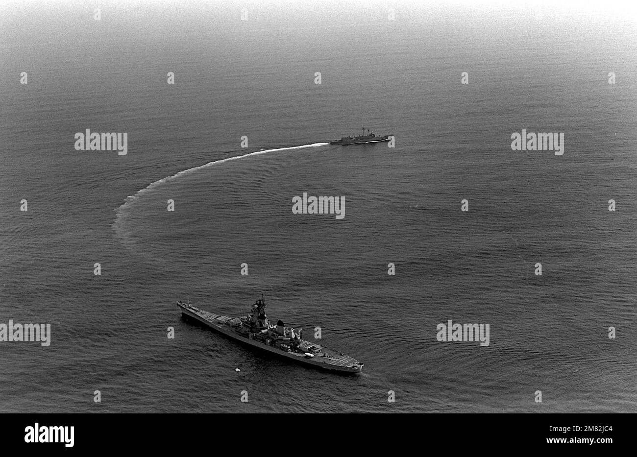 Una vista elevata del quarto di porto della nave da guerra USS IOWA (BB ...