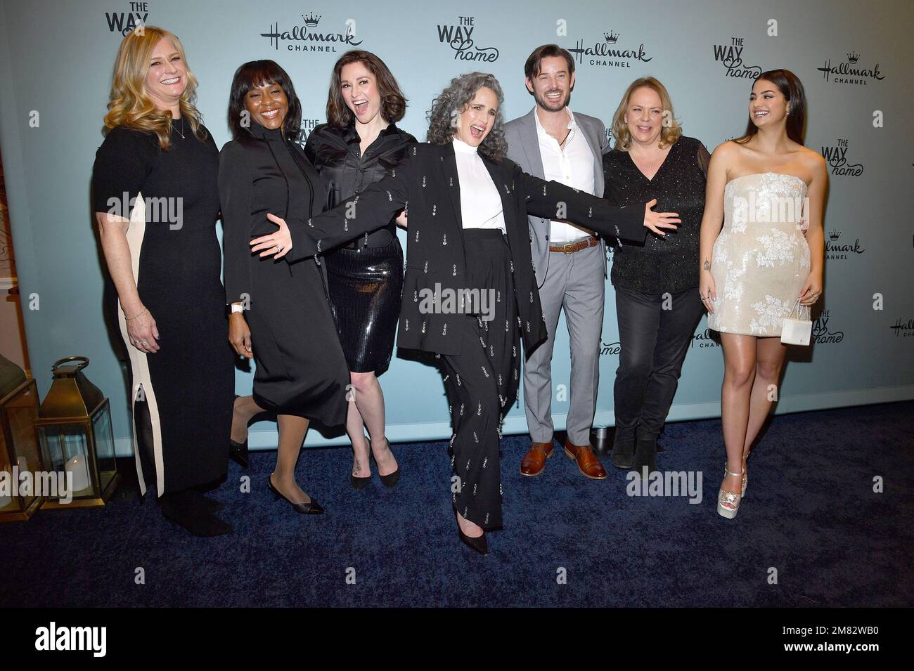 (L-R) Laurie Ferneau, vicepresidente dello sviluppo Hallmark, Wonya ...