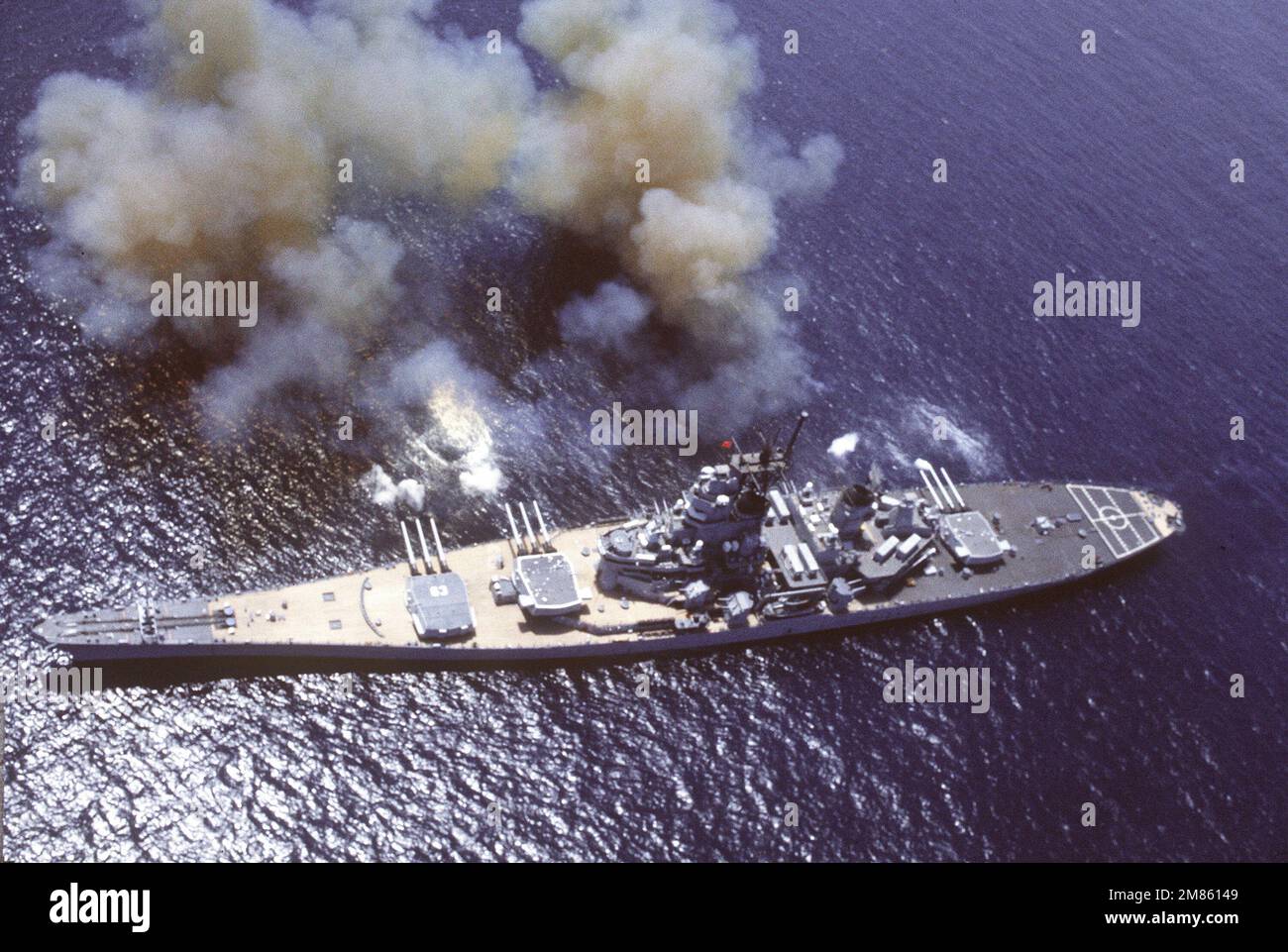 Una vista dall'alto della nave da guerra USS MISSOURI (BB-63) che spara ...