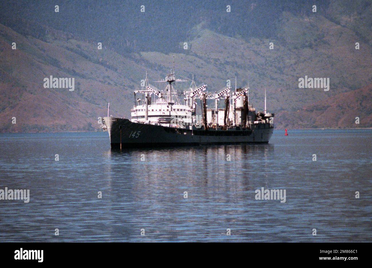 Una vista dell'arco del porto del comando militare Sealift Oiler USNS ...