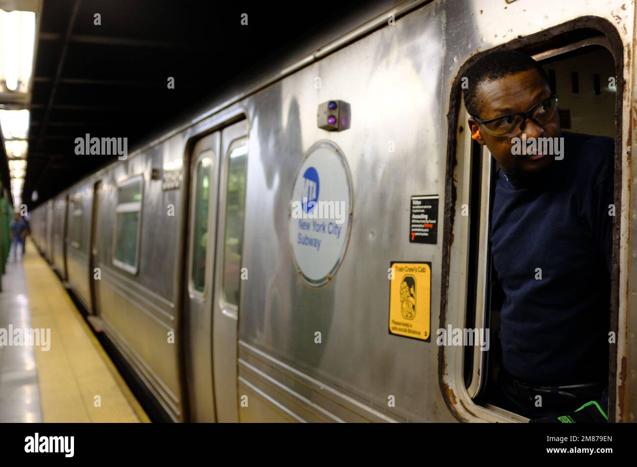 Un conduttore della metropolitana di New York City che guarda fuori dal ...