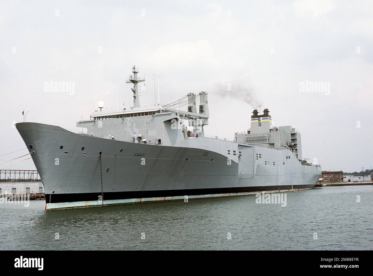 Una vista della prua portuale della nave da carico USNS DENEBOLA (T-AKR ...