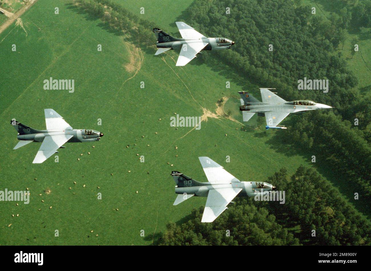 A-7D Corsair II del 175th Tactical Fighter Squadron e di un F-16B belga ...