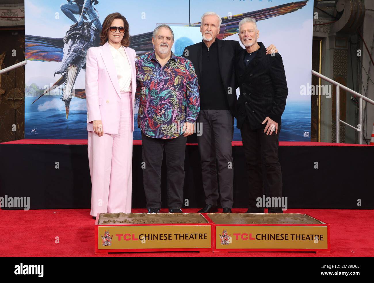 Hollywood, Los Angeles, CA, USA il 12 gennaio 2022. Sigourney Weaver, Jon Landau, James Cameron ...