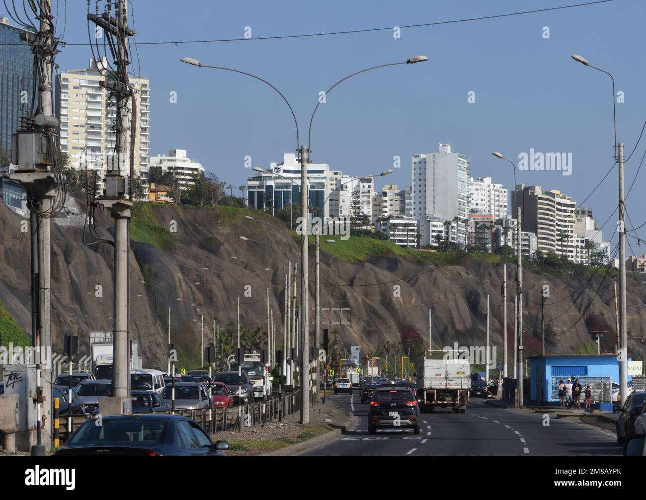 Traffico su El circuito de Playas de la Costa Verde che corre tra ...