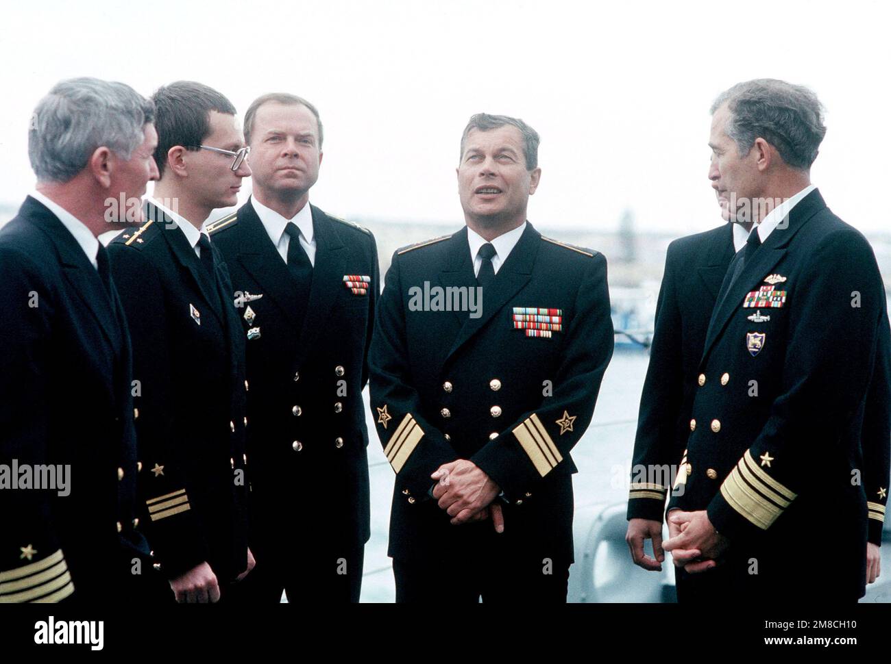 Il vice ammiraglio James D. Williams, comandante, sesta flotta, destra ...