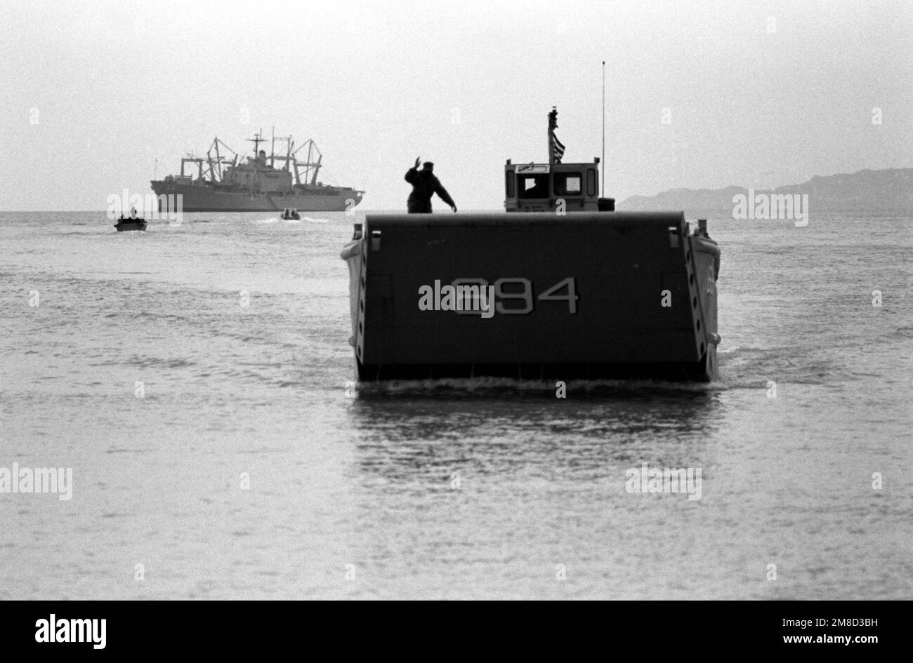 Un'imbarcazione da sbarco meccanizzata LCM-8 si dirige verso la riva ...