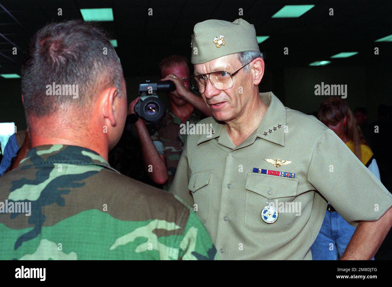ADM. Leon A. Edney, comandante in capo, Stati Uniti Comando Atlantico ...