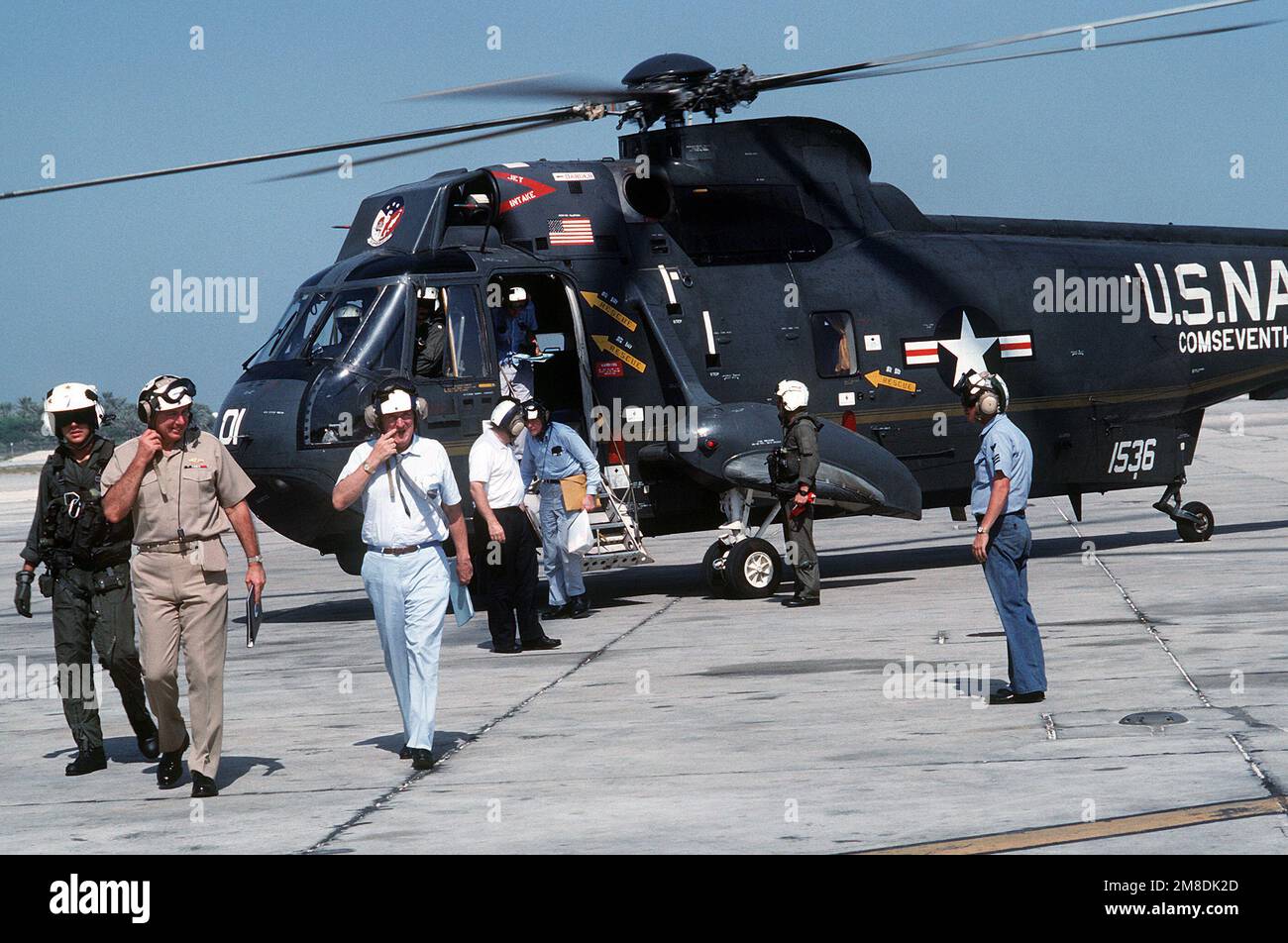 Vice ADM. Henry H. Mauz Jr., comandante, settima flotta, Stati Uniti ...