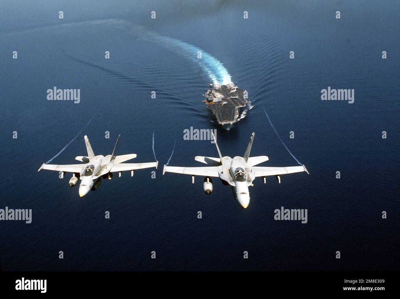 Vista aerea due F/A-18C Hornet di Strike Fighter Squadron Settanta ...