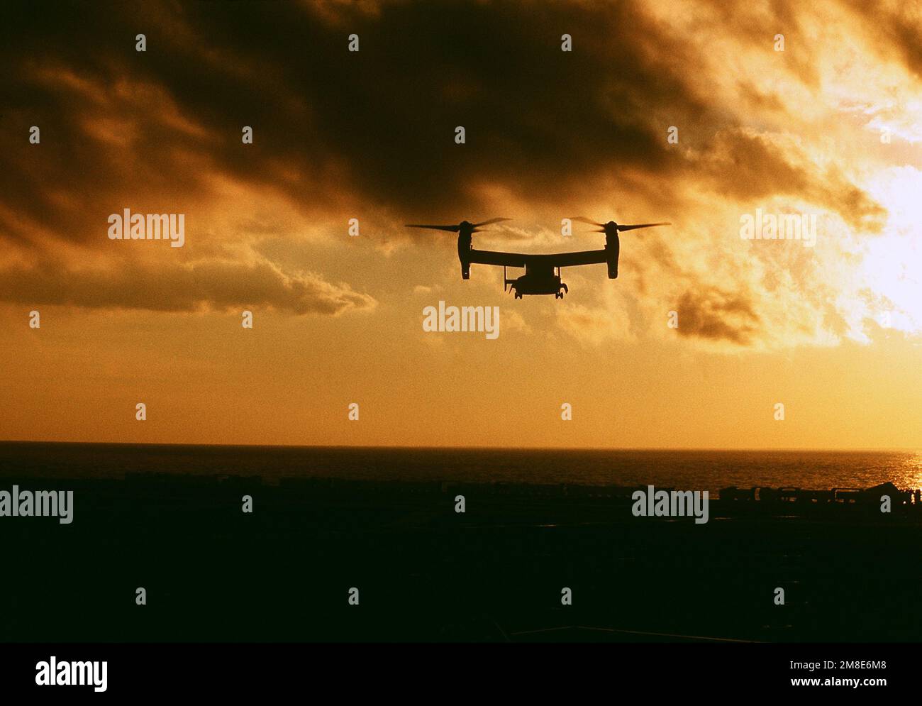 Un velivolo V-22A Osprey viene inzagliato contro il cielo mattutino ...