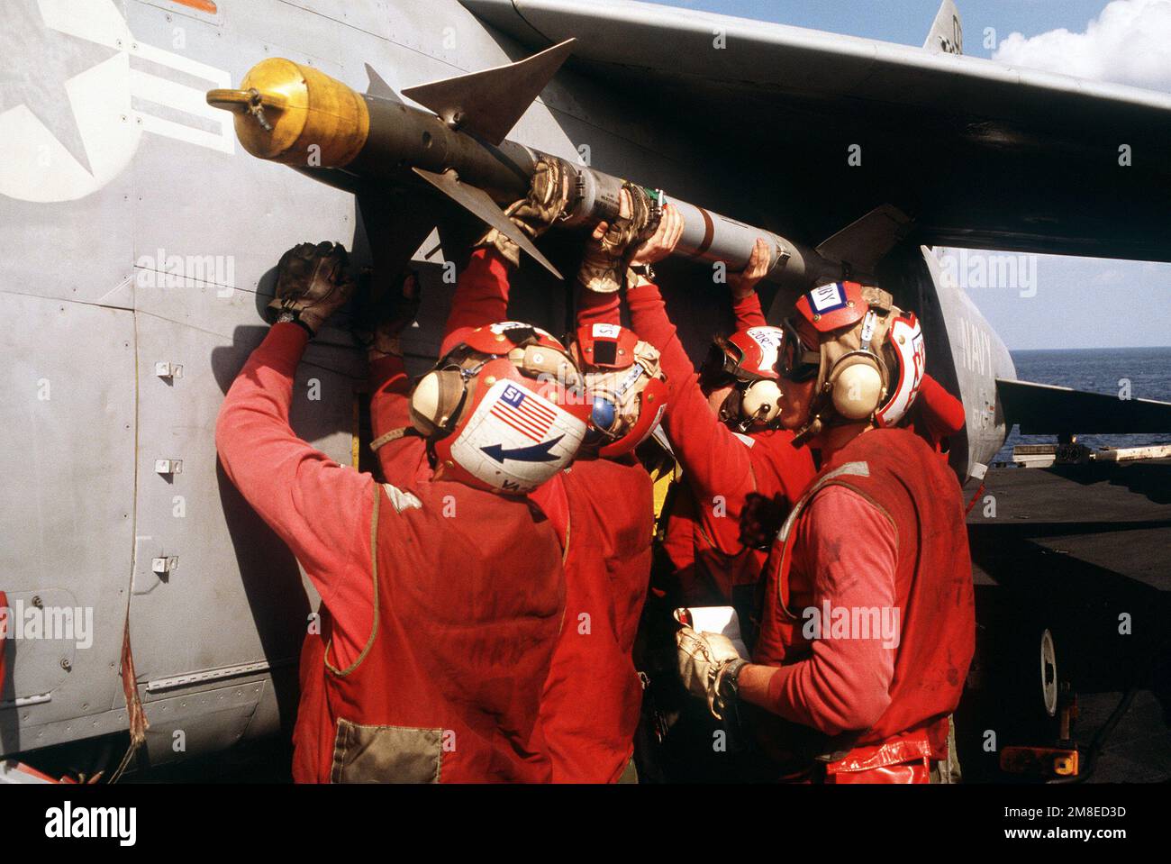 Gli ordnancemen dell'aviazione dall'attacco Squadron 72 (VA-72 ...