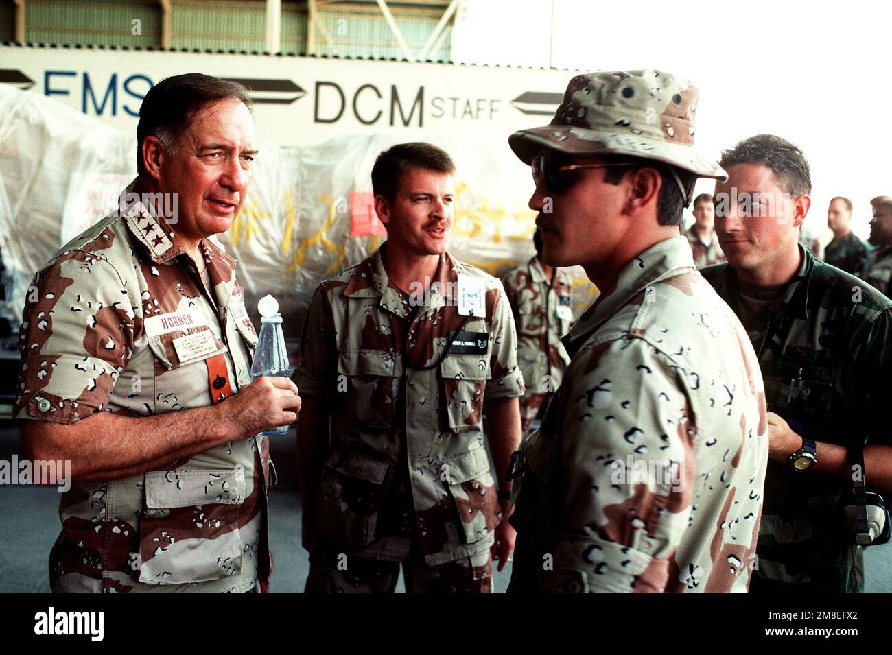 LT. GEN. Charles A. Horner, comandante, Stati Uniti Central Command Air ...