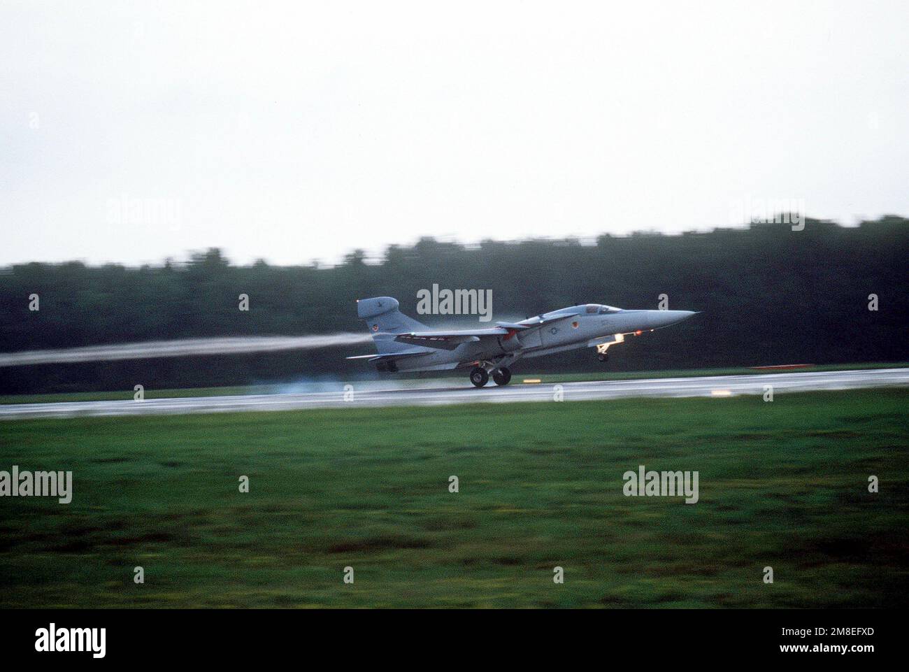 Un aereo EF-111a Raven della Tactical Fighter Wing del 366th decollare ...