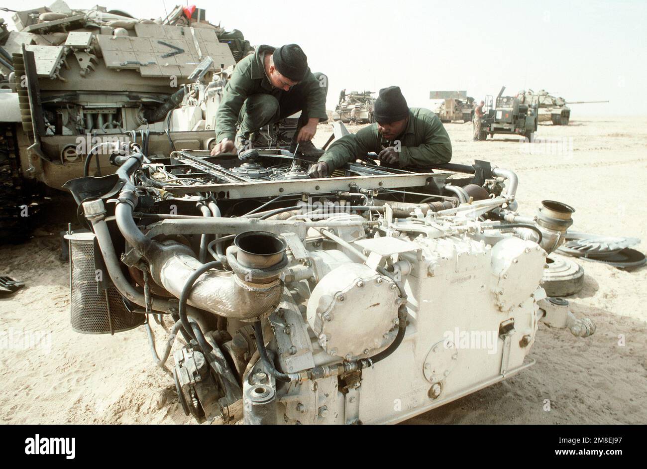 Durante l'operazione Desert Storm, due Marines eseguono la manutenzione ...