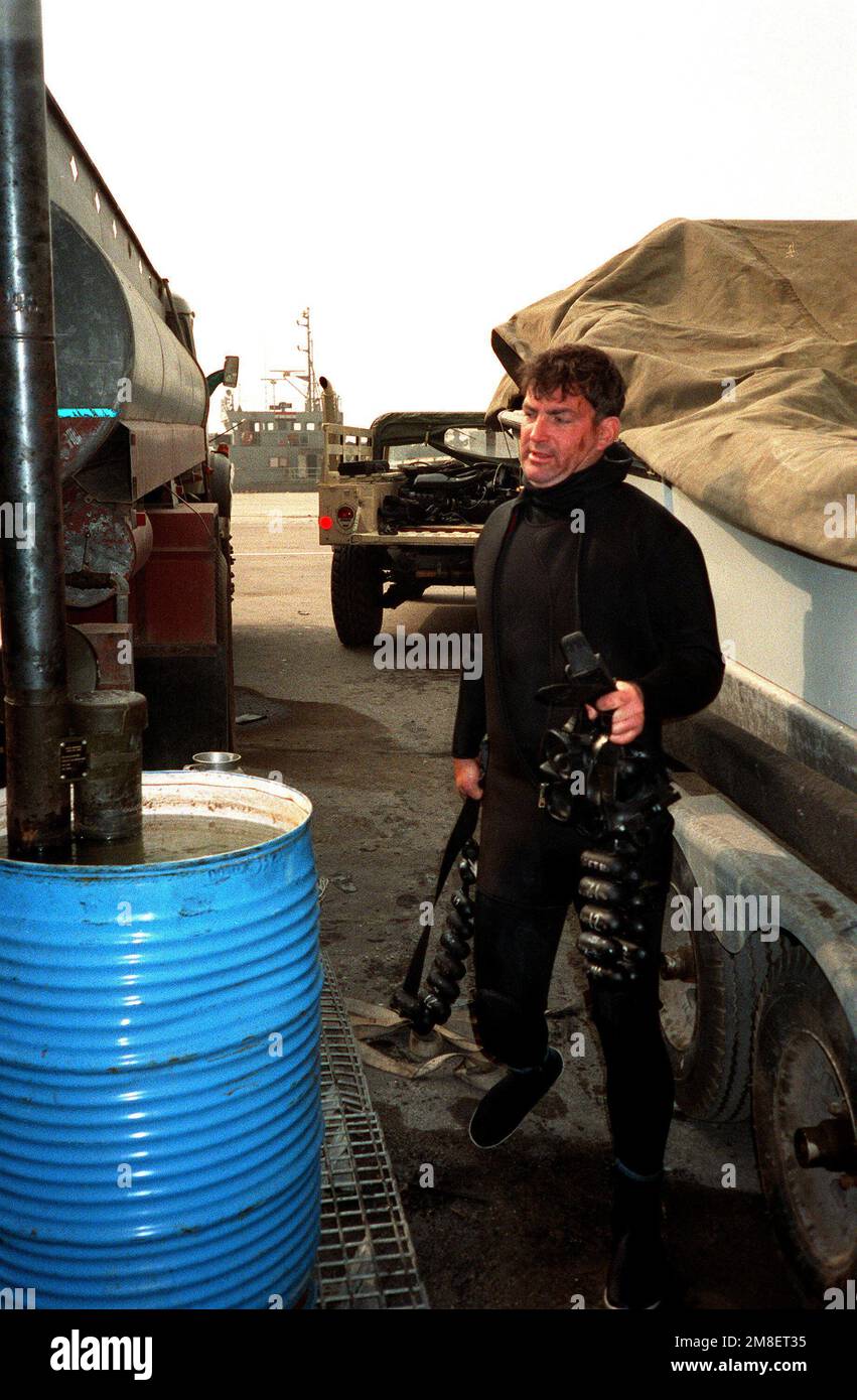 NEGLI STATI UNITI Il membro del team Navy Explosive Orgnance Disposal ...