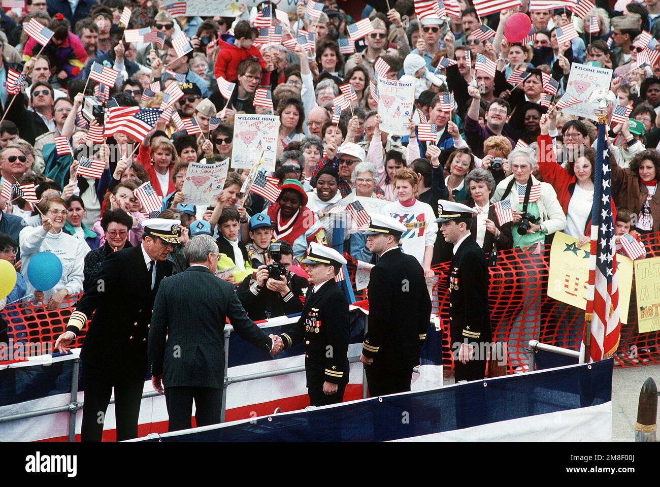 Il Segretario della Marina H. Lawrence Garrett III scuote le mani con ...