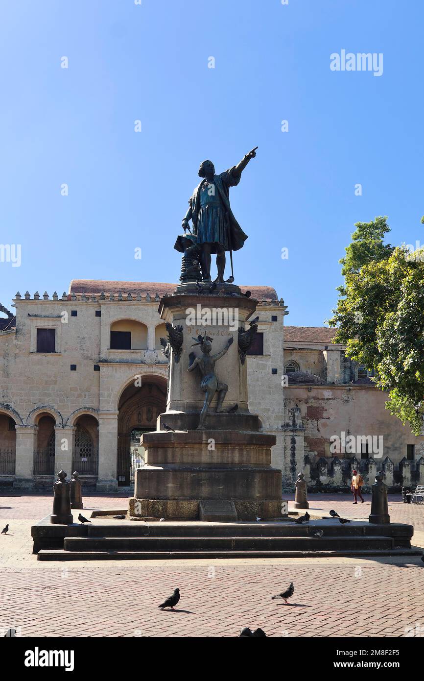Plaza Colon con il Monumento a Colombo e la Cattedrale di Santa Maria ...