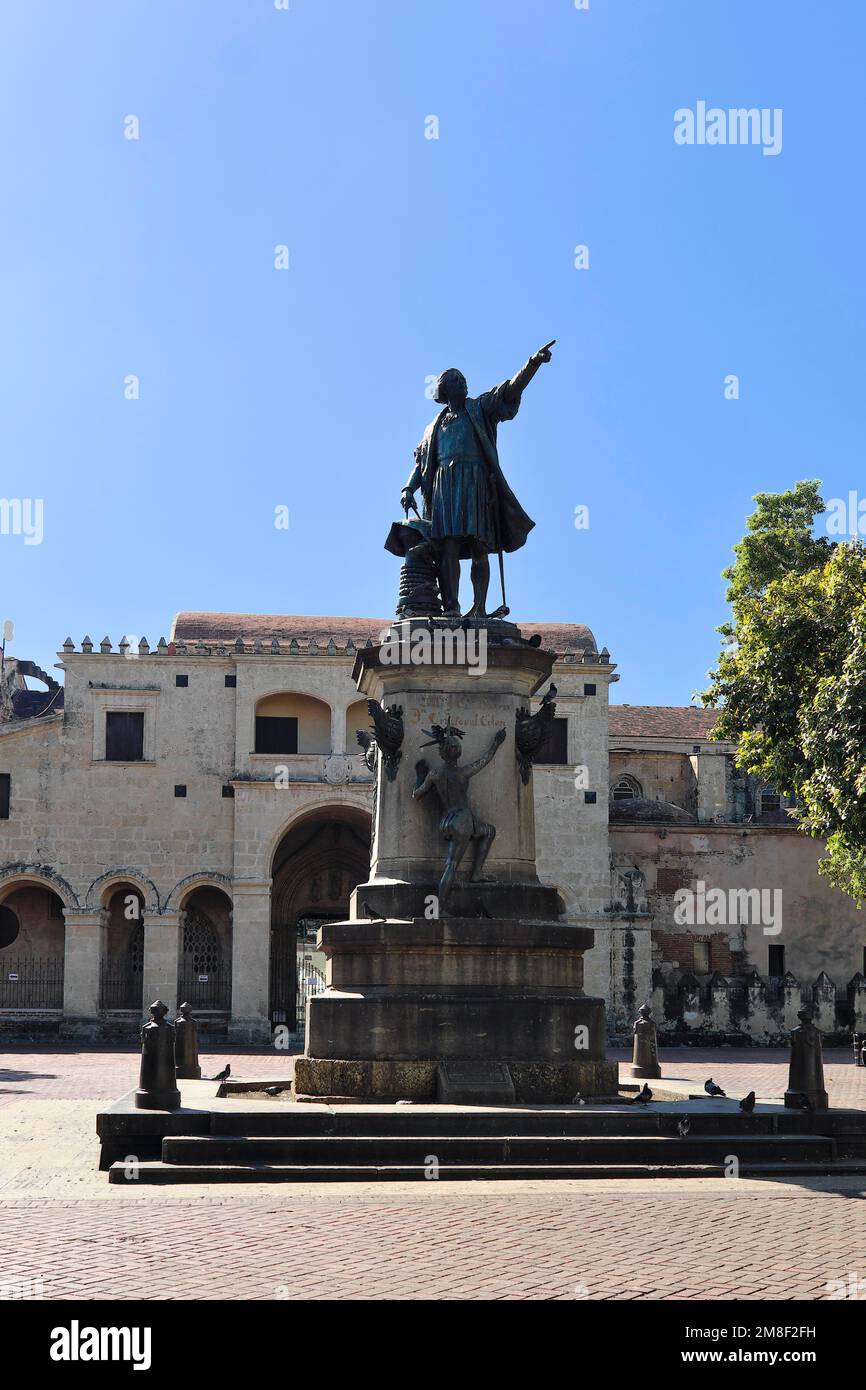 Plaza Colon con il Monumento a Colombo e la Cattedrale di Santa Maria ...