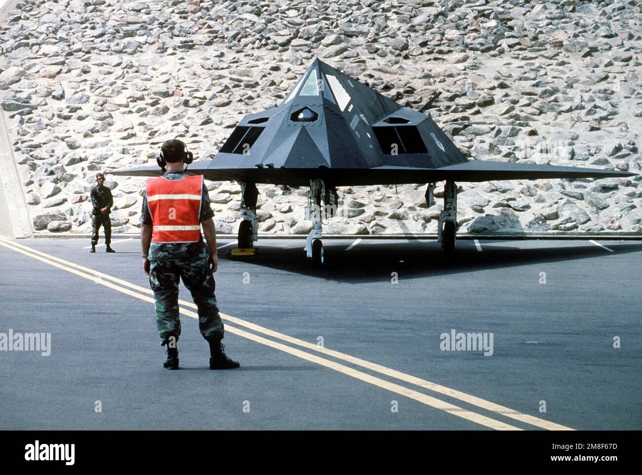 PERSONALE SGT. David Owings, capo equipaggio, comunica con IL MAJ. Joe ...