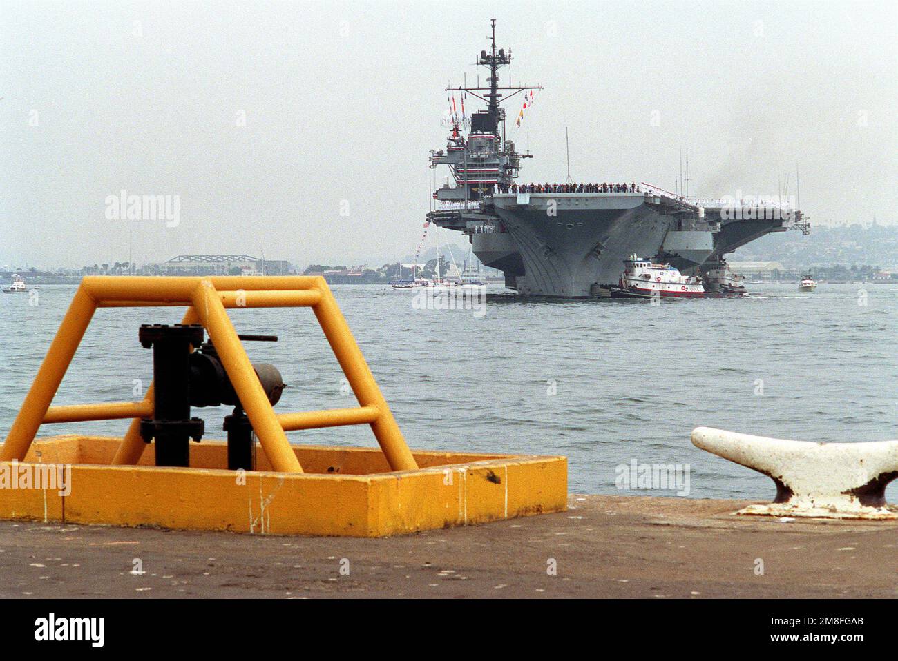 Con il suo equipaggio che si occupa delle rotaie, la portaerei USS ...